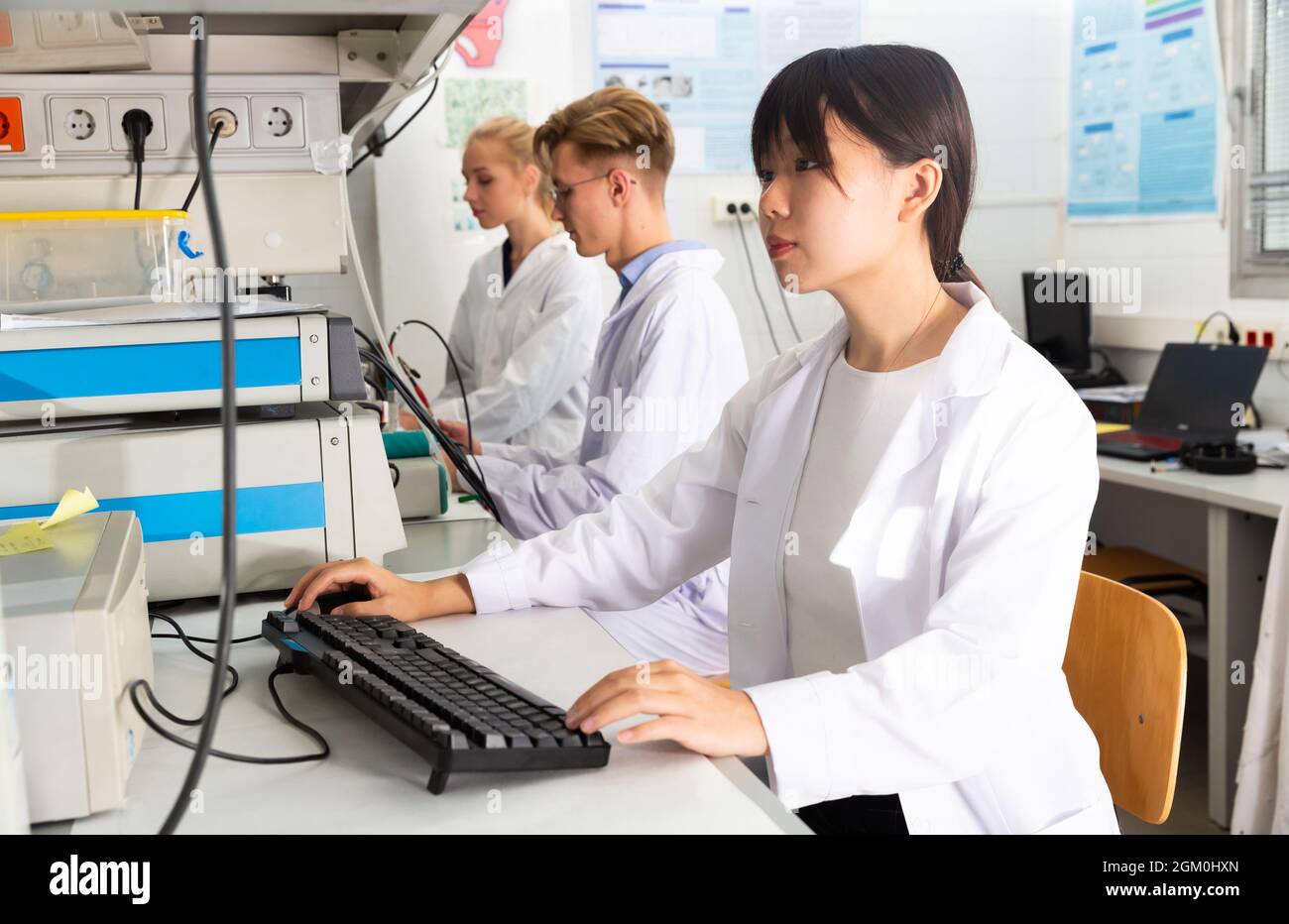Group chemistry students working hi-res stock photography and images - Alamy
