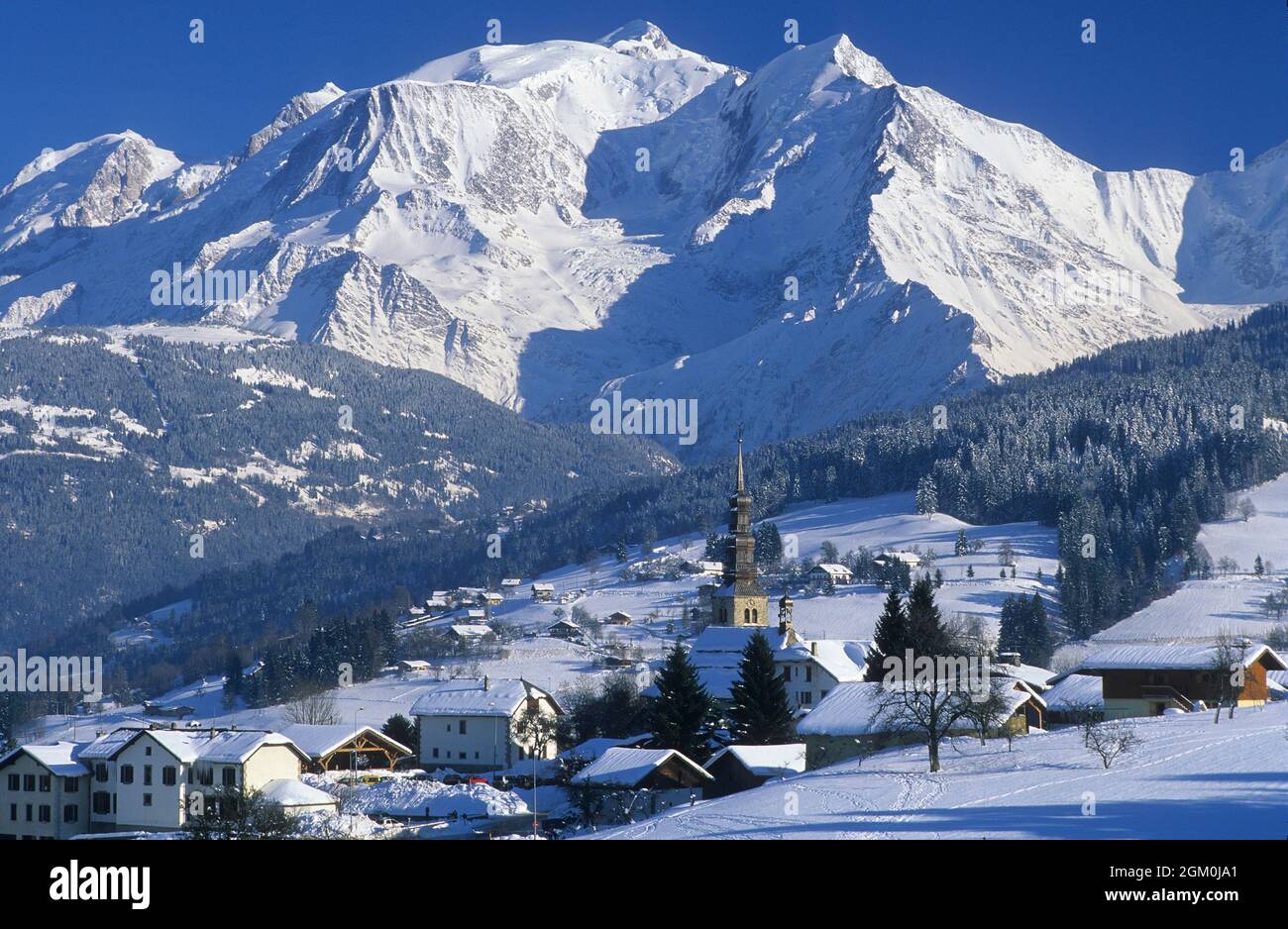 VILLAGE DE COMBLOUX ET MASSIF DU MONT BLANC, HAUTE-SAVOIE 74 Stock ...