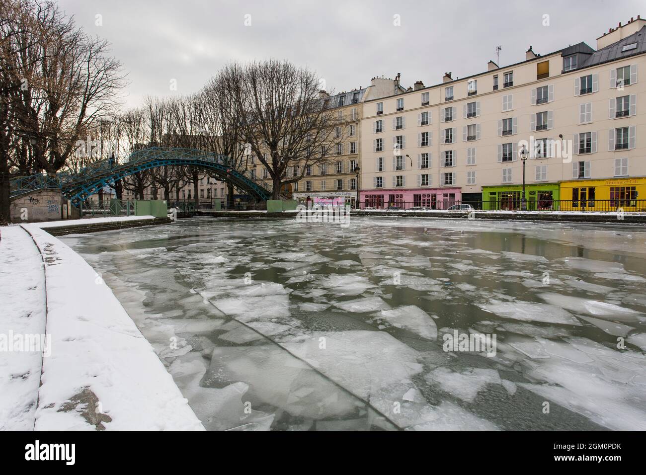 Canal saint martin winter hi-res stock photography and images - Alamy