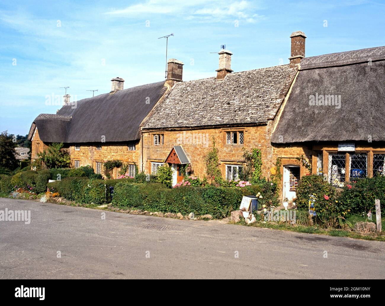 Holiday cottages thatches hi-res stock photography and images - Alamy