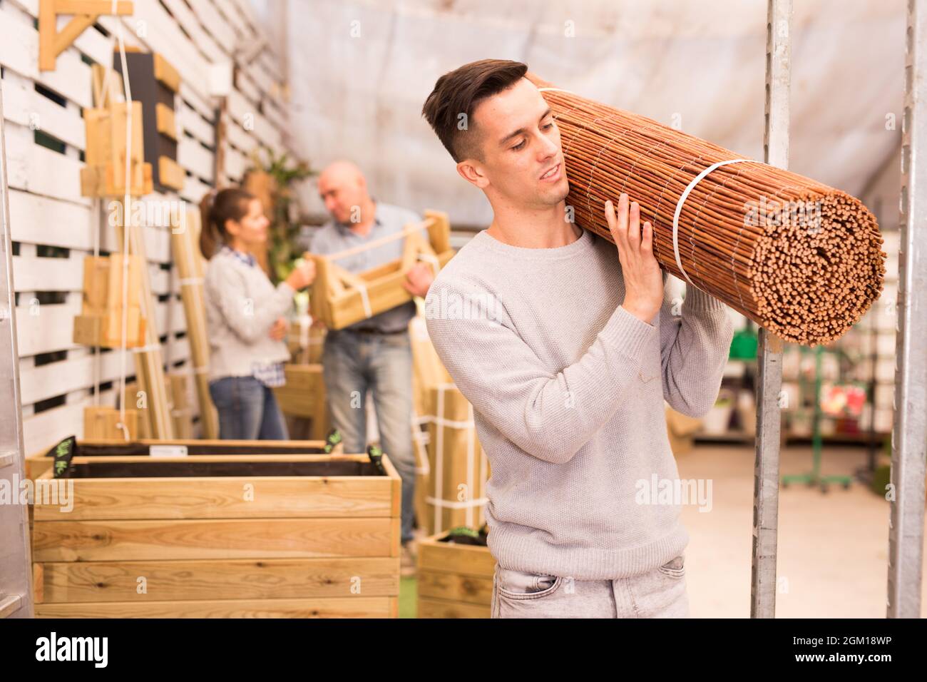 Happy customer in hardware hi-res stock photography and images - Alamy