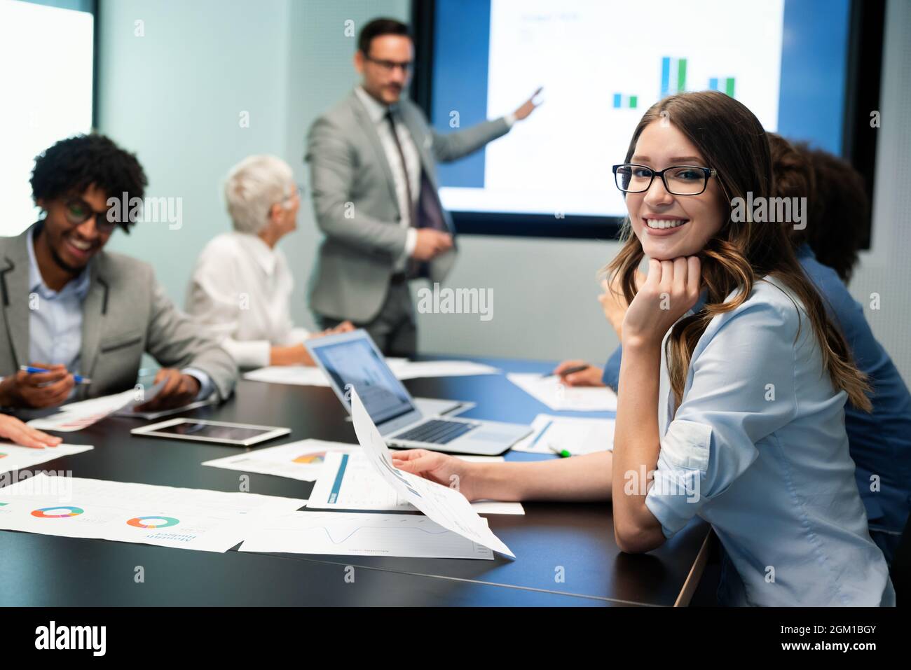 Creative discussion office african hi-res stock photography and images ...