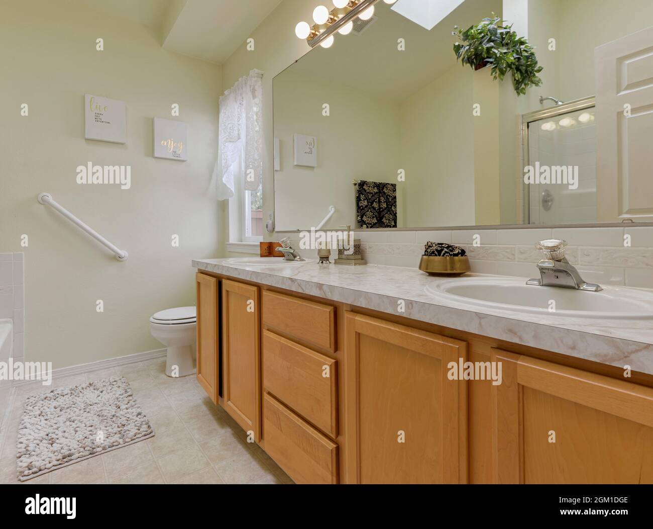 Modern residential bathroom interior Stock Photo - Alamy