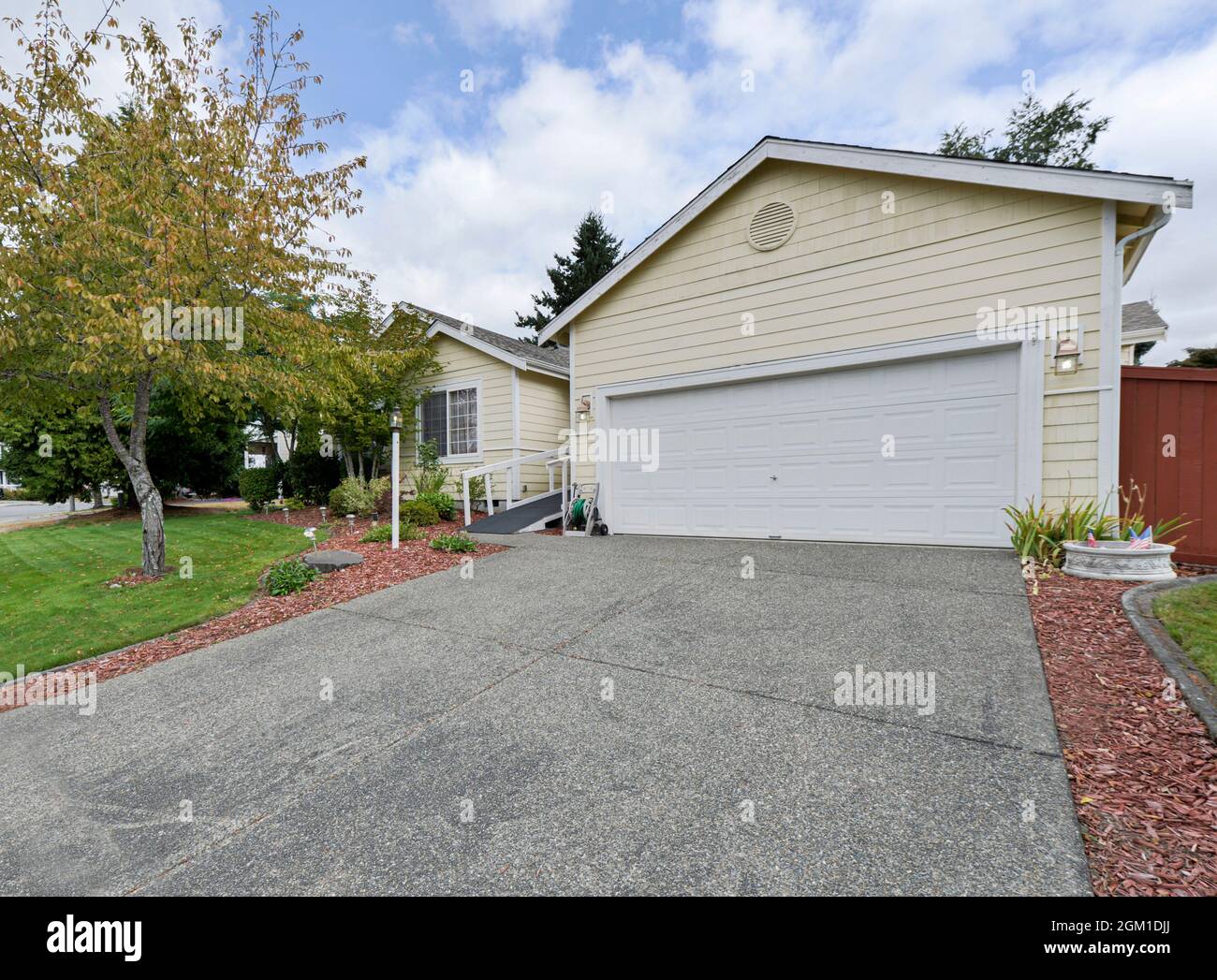 Style house exterior hi-res stock photography and images - Alamy