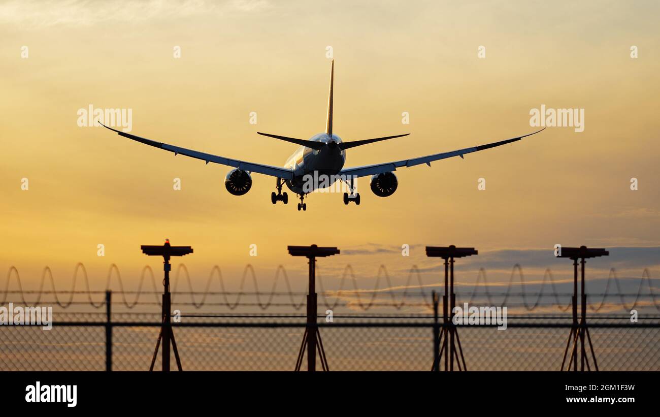 Boeing 787 dreamliner silhouette hi-res stock photography and images ...