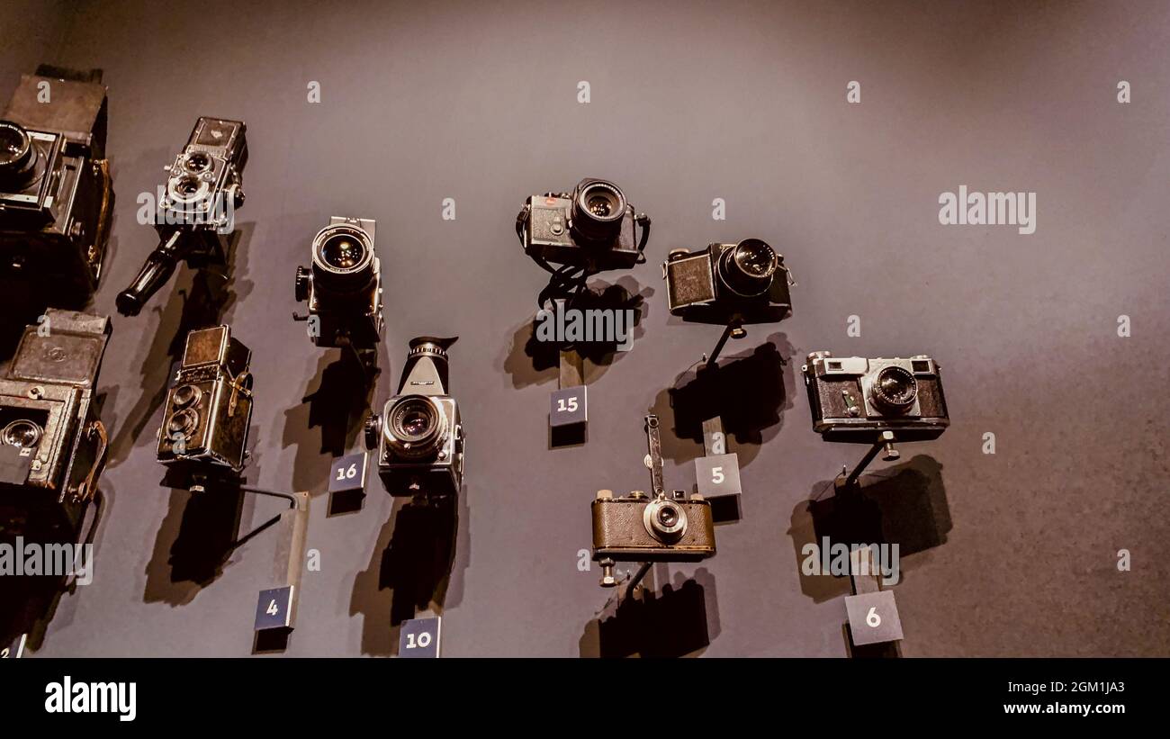 Display of vintage movie cameras hi-res stock photography and images ...