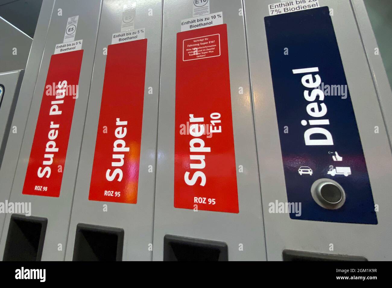 Munich, Deutschland. 15th Sep, 2021. Fuels, Zapfsaeule fuel types ...