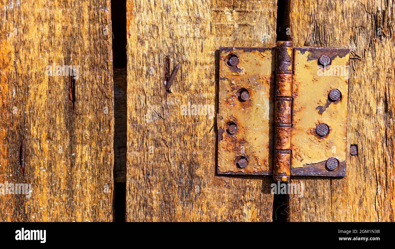 Grunge wooden board banner background with rusty iron hinge Stock Photo ...