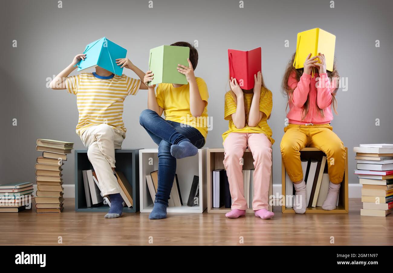 Children reading books and classroom hi-res stock photography and ...