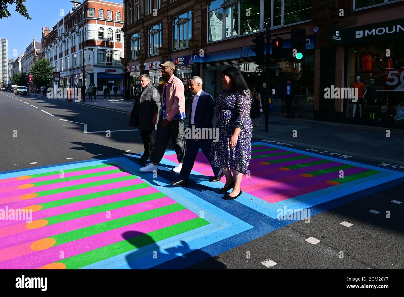 18 pedestrian crossings hi-res stock photography and images - Alamy