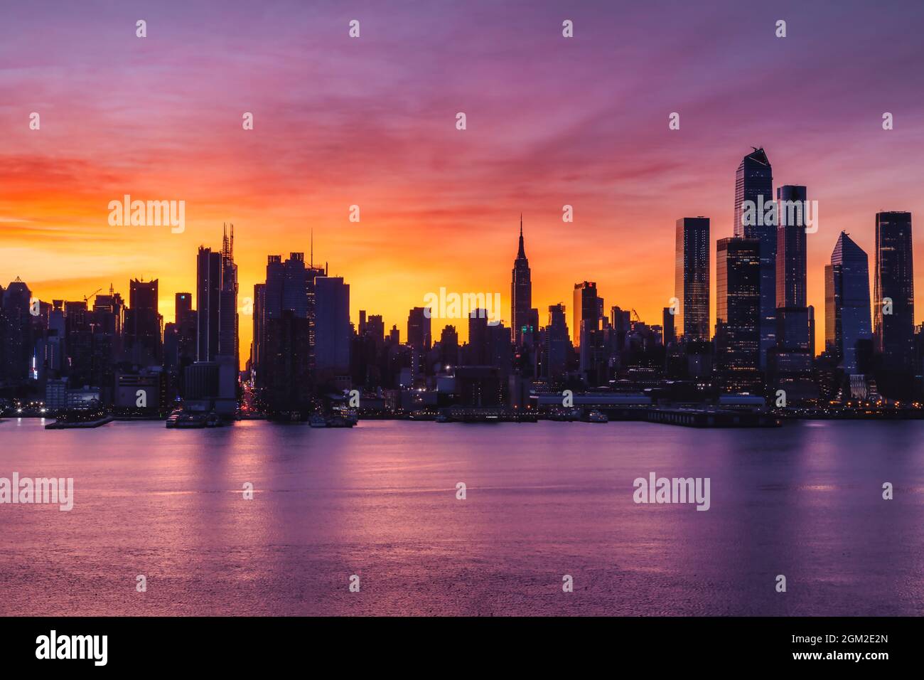 Soltice Manhattanhenge NYC - Manhattan 42nd Street Times Square NYC ...