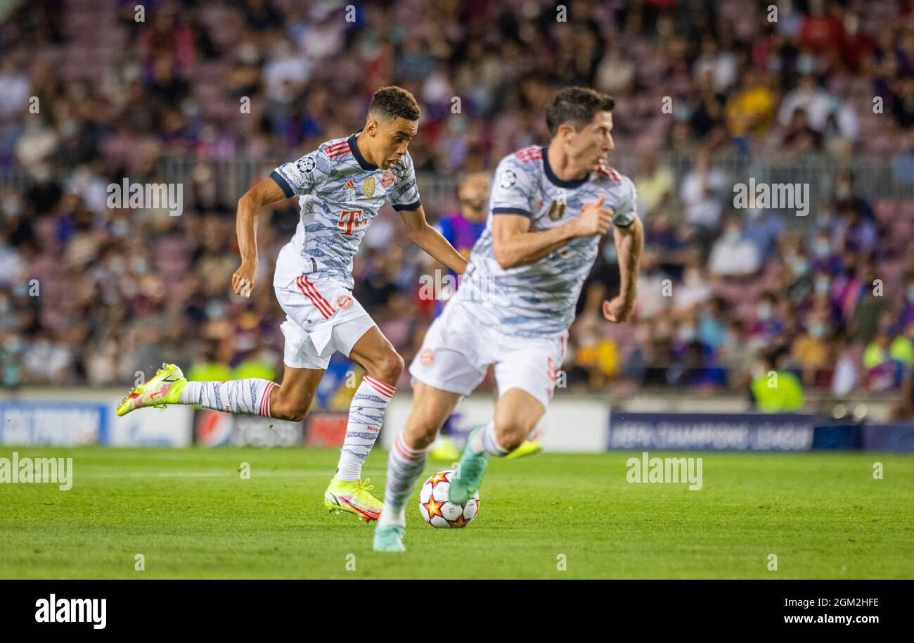 Jamal Musiala (Muenchen), Robert Lewandowski (Muenchen) FC Barcelona ...
