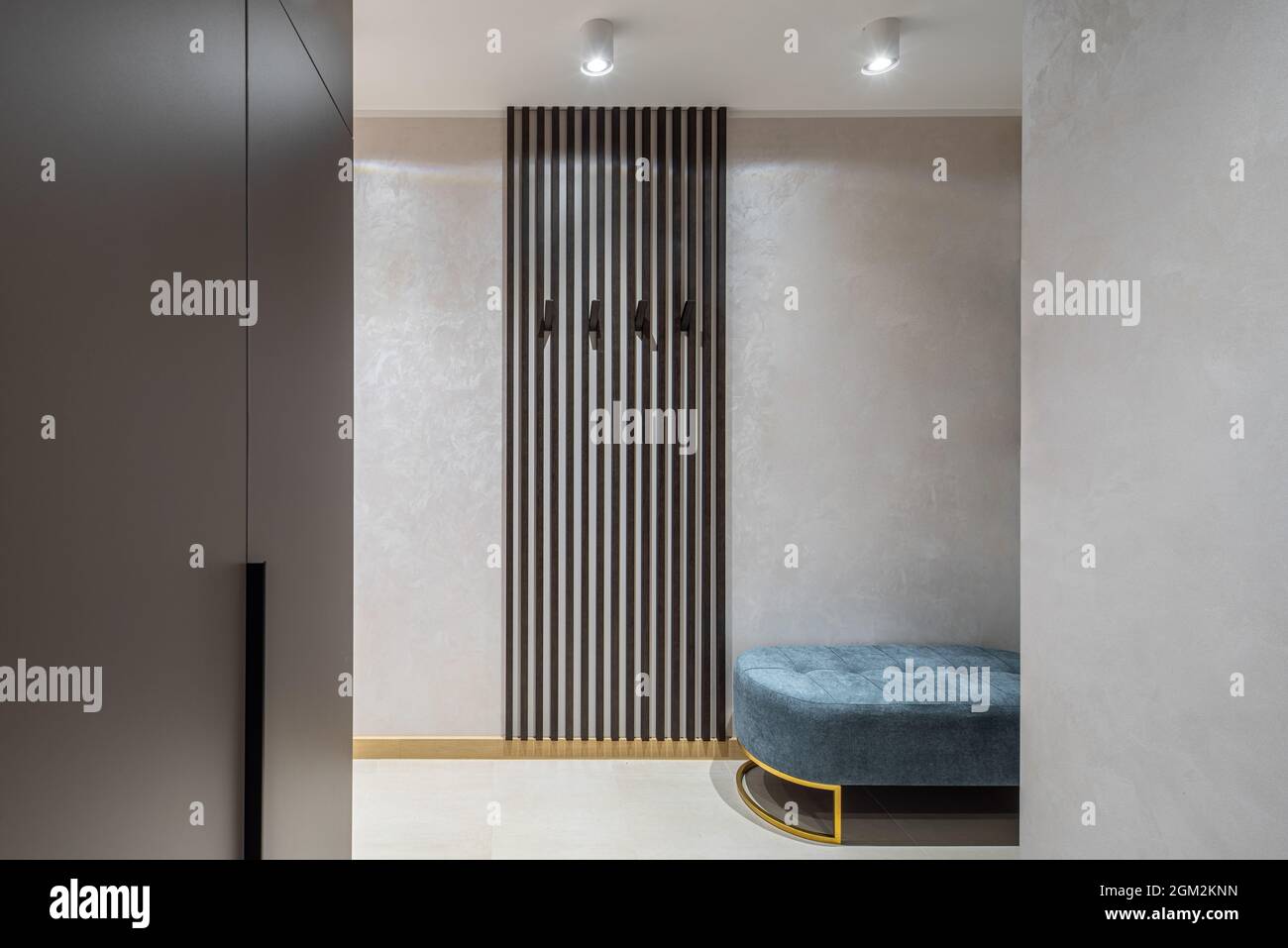 Modern light interior of luxury apartment. Corridor to entrance hall ...