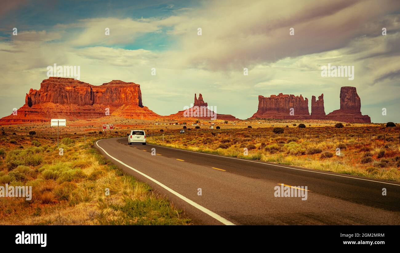 Highway to monument valley hi-res stock photography and images - Alamy
