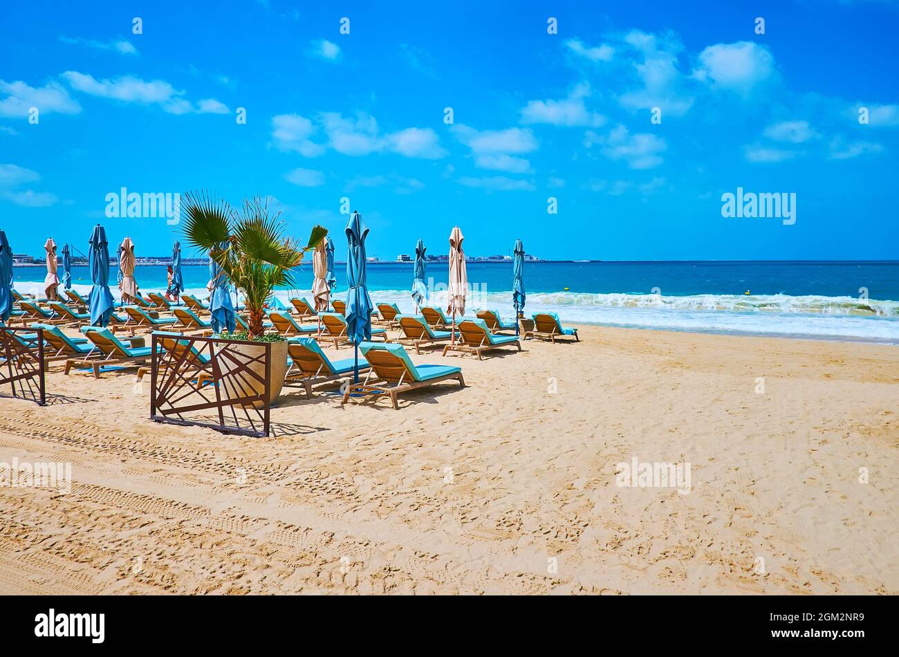 Enjoy the sunny weather and blue sky over the scenic Jumeirah beach ...