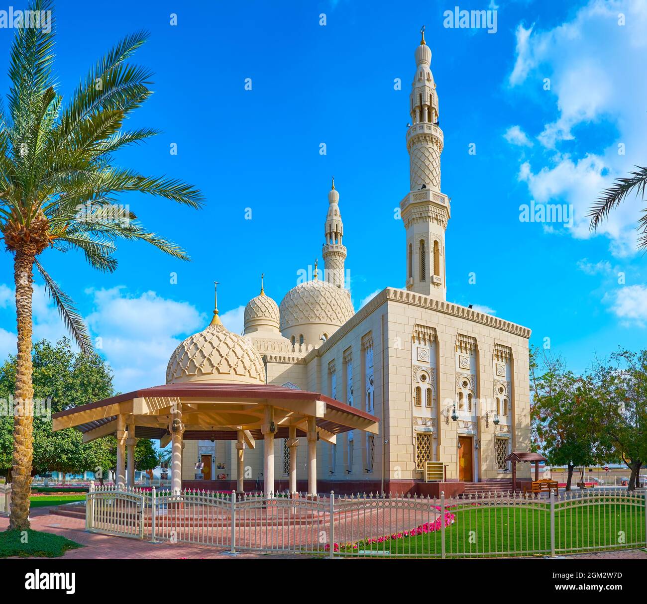 The stunning building of Jumeirah Grand Mosque with a pavilion and ...