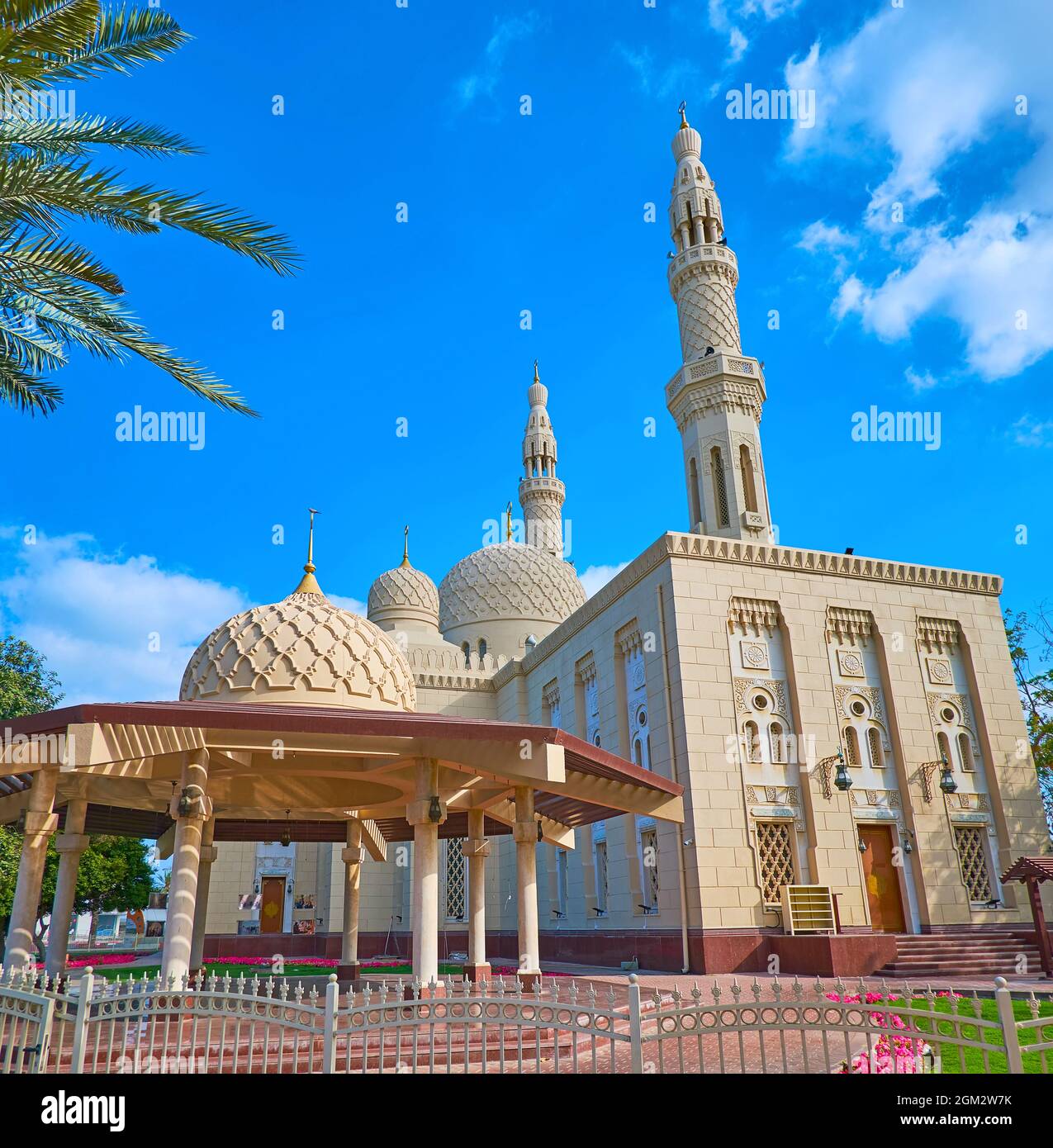 Front jumeirah mosque in dubai hi-res stock photography and images - Alamy