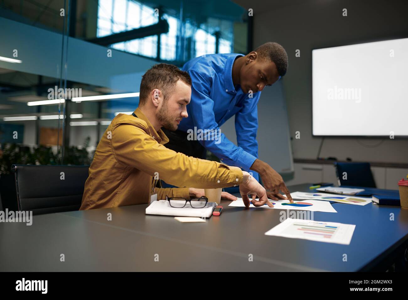 Managers discussion hi-res stock photography and images - Alamy