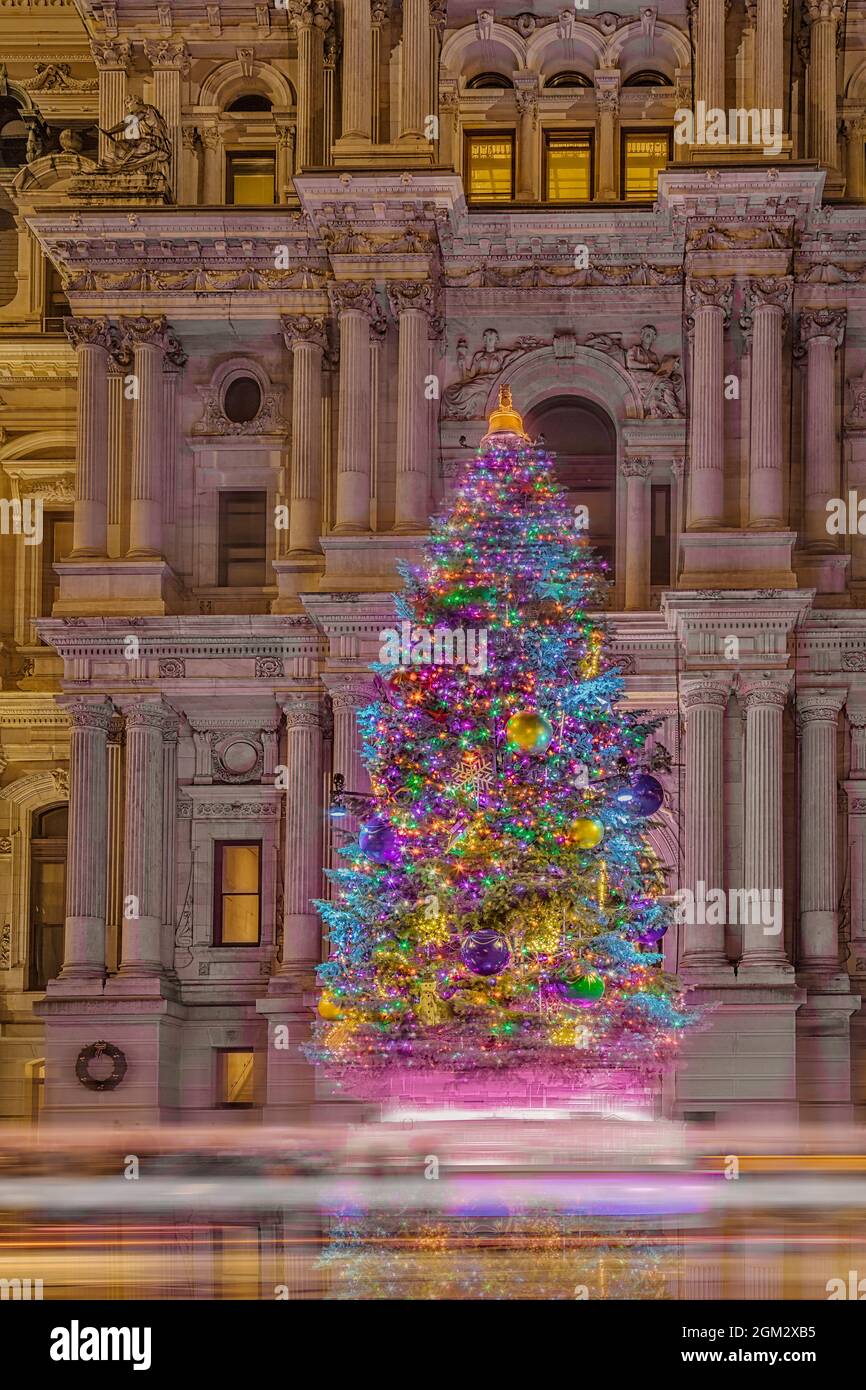 Philadelphia City Hall Xmas - View to the illuminated City Hall during ...