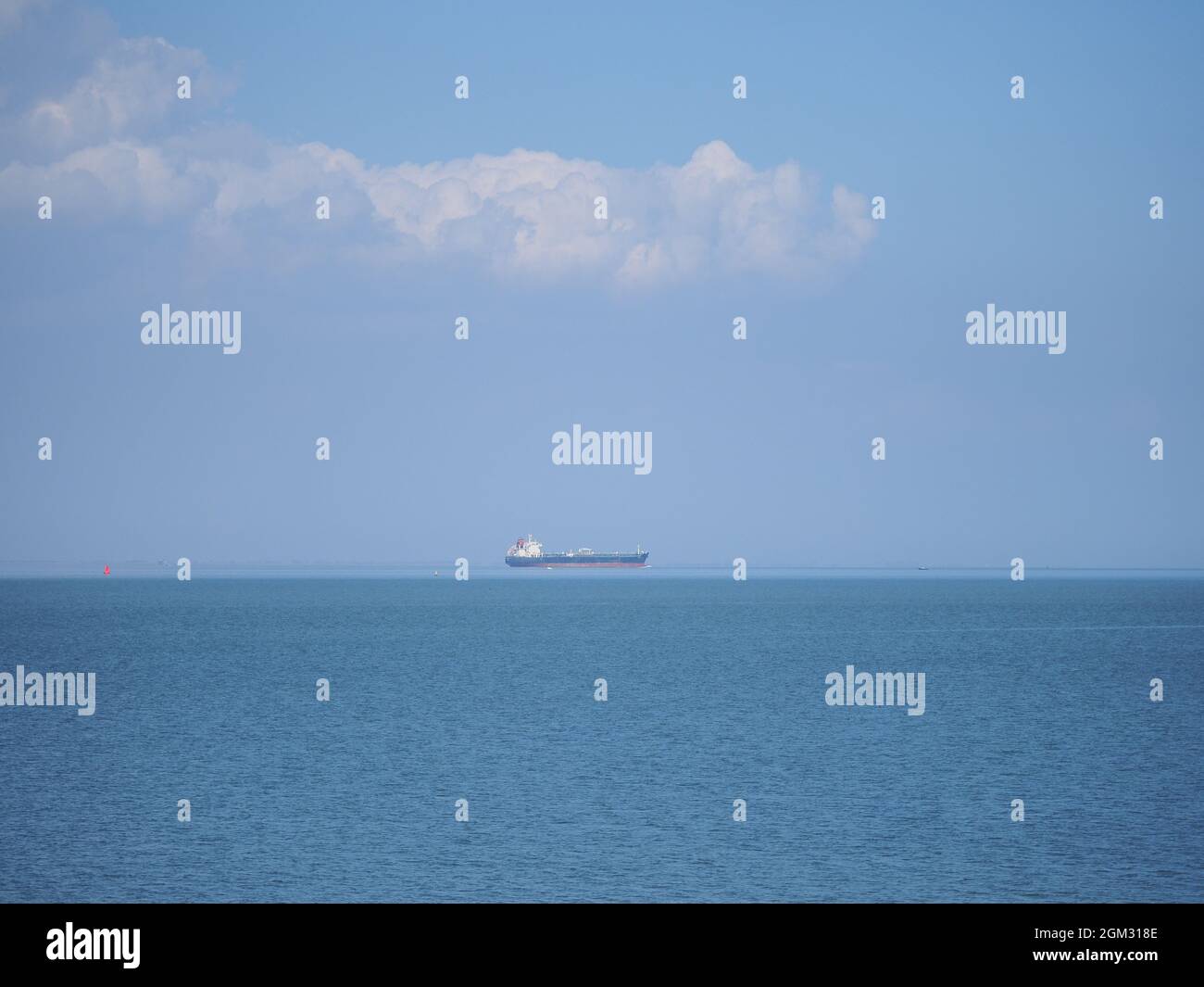 Floating ship optical illusion hi-res stock photography and images - Alamy