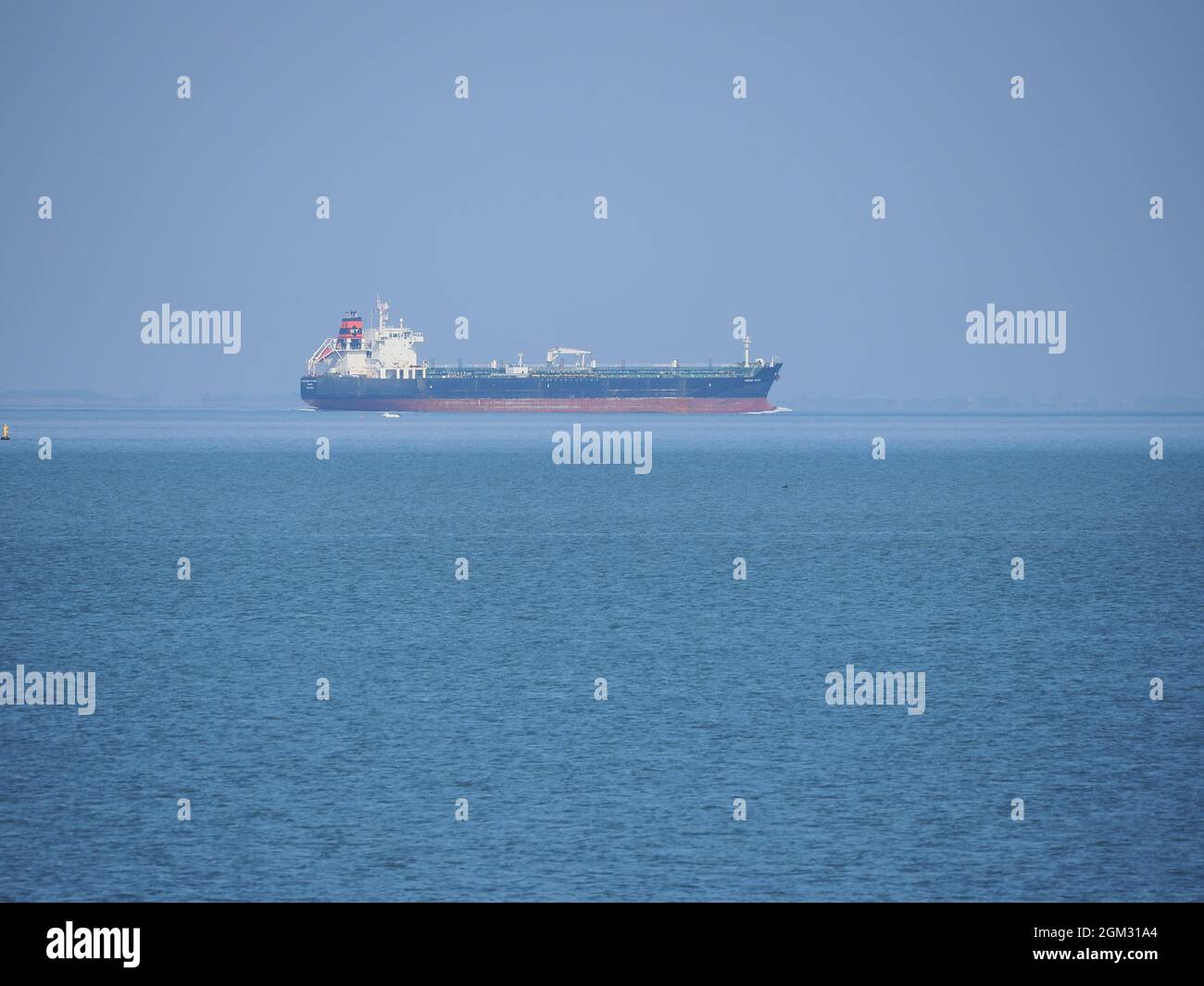 Floating ship optical illusion hi-res stock photography and images - Alamy