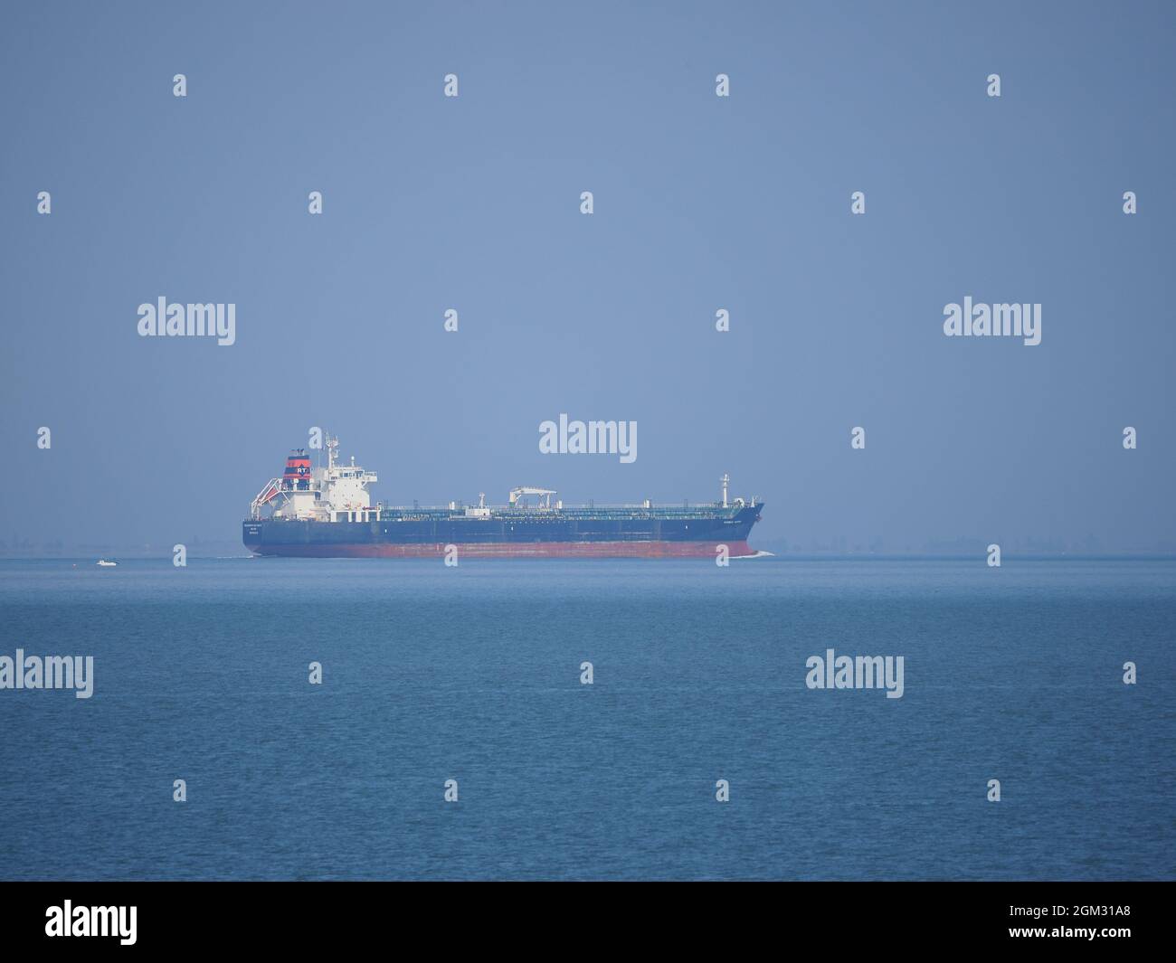 Floating ship optical illusion hi-res stock photography and images - Alamy