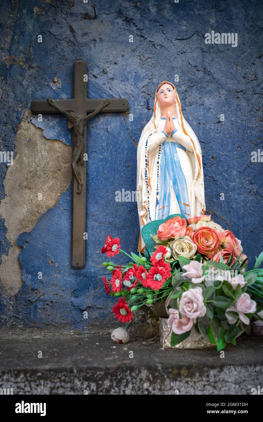 Statue of mary flowers hi-res stock photography and images - Alamy