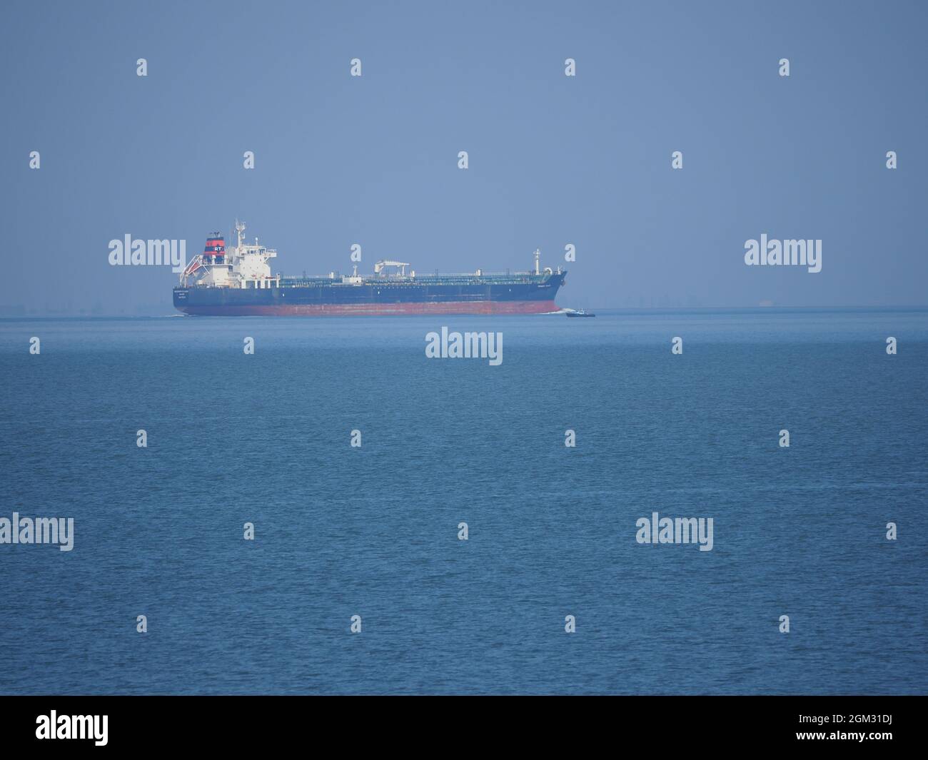 Floating ship optical illusion hi-res stock photography and images - Alamy
