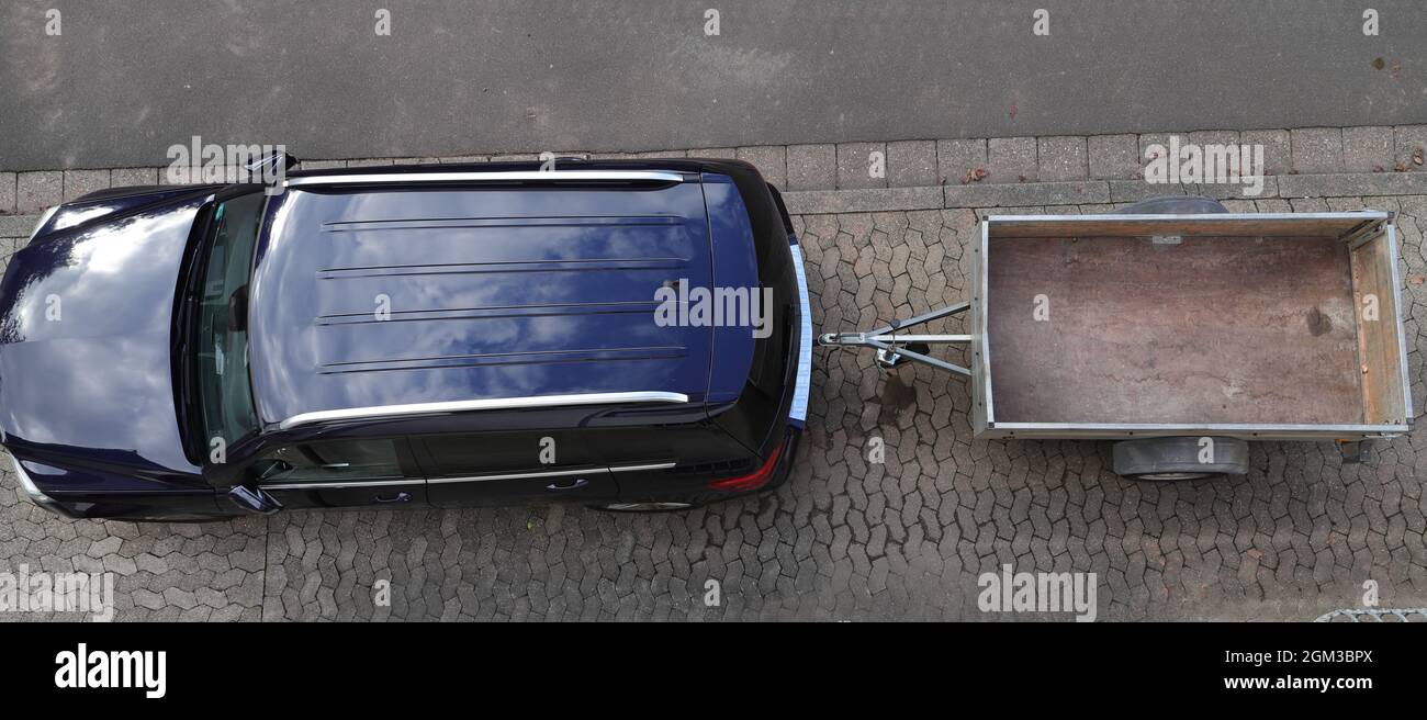a blue SUV with an empty trailer from above Stock Photo - Alamy