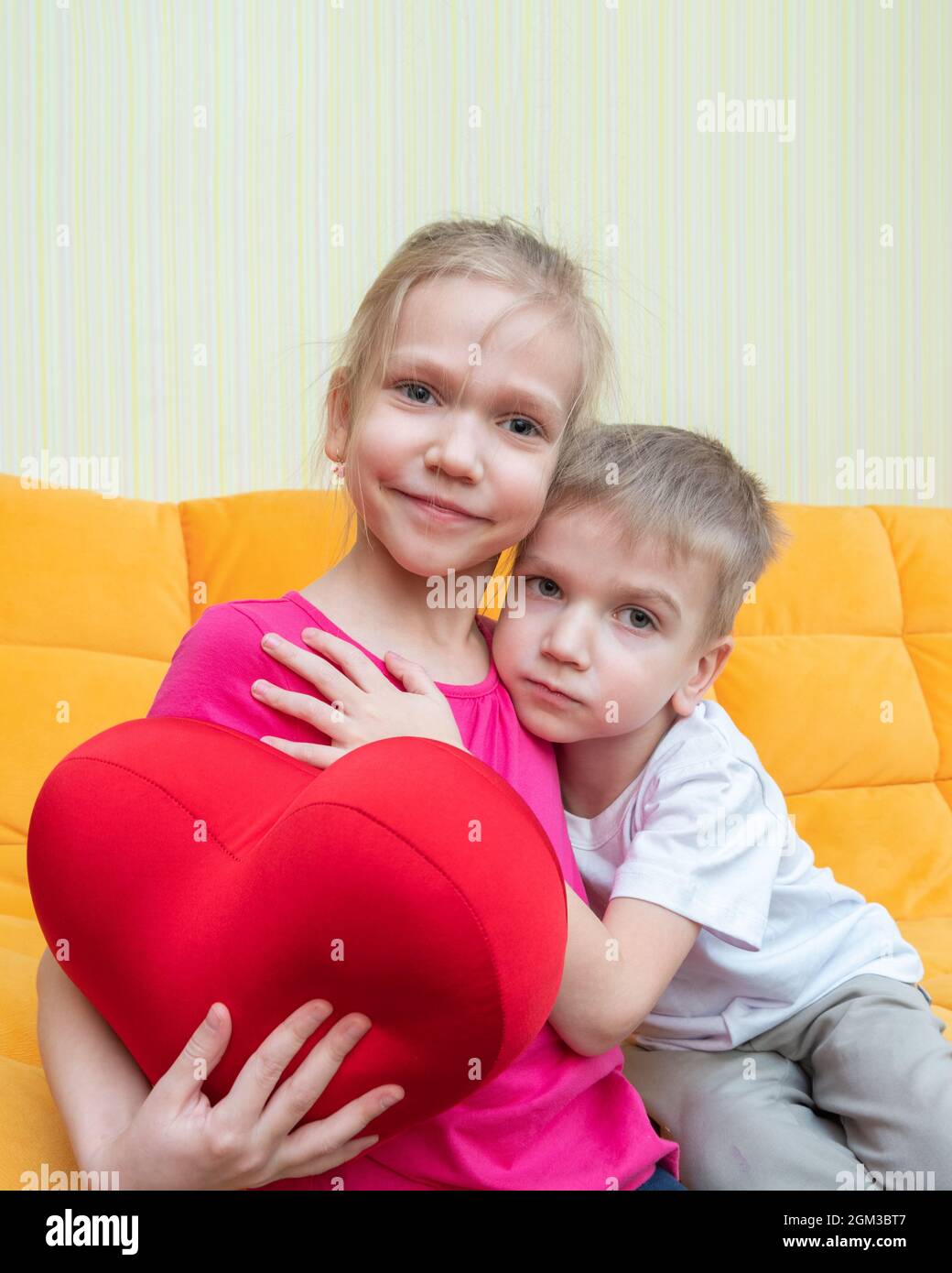 Girl hug boyfriend hi-res stock photography and images - Alamy