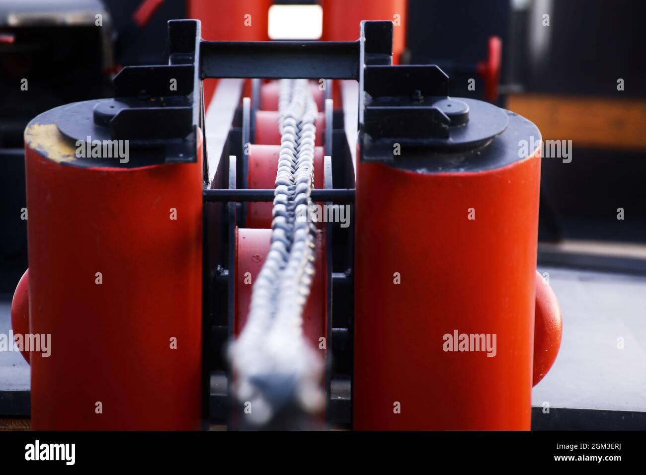 Macro of chain in a roller duct Stock Photo - Alamy