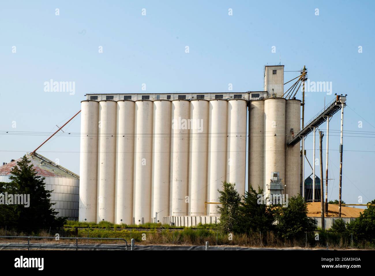 A white grain elevator in rural Scott City, Kansas Stock Photo - Alamy