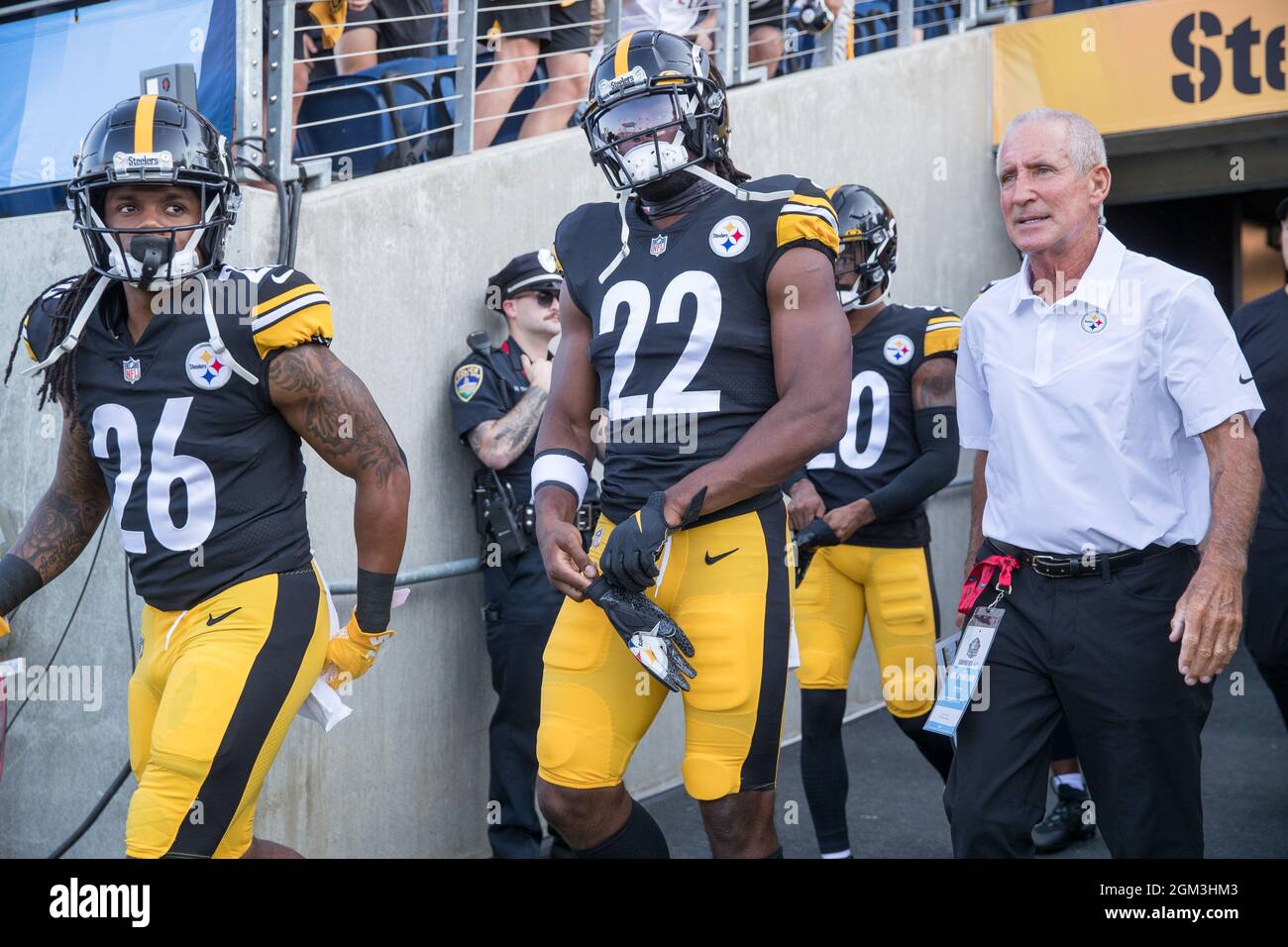 Pittsburgh Steelers take the field for warmups period before the Pro ...