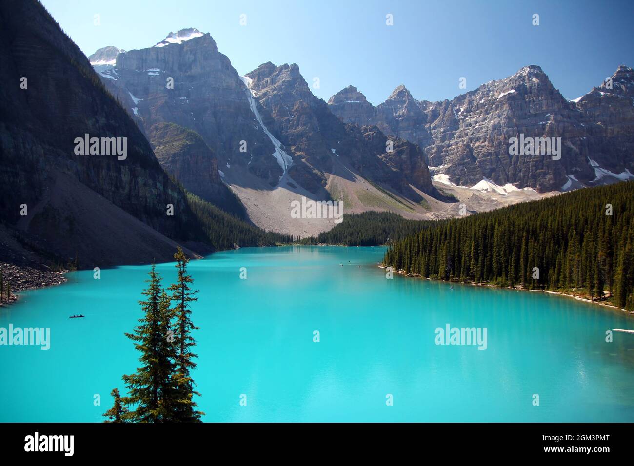 The turquoise waters of Moraine Lake and the peaks around it in Banff ...
