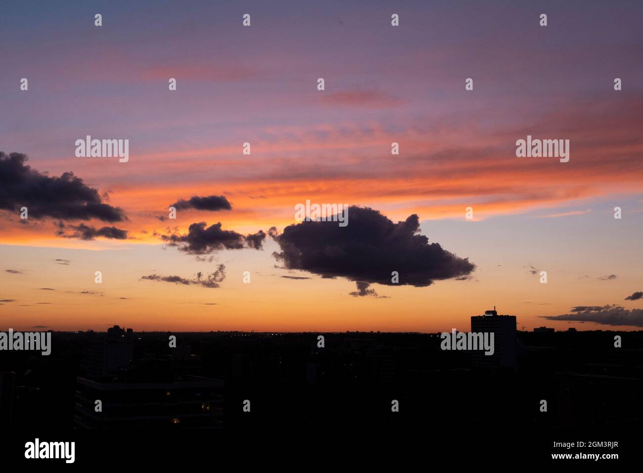 Pink and grey sunset hi-res stock photography and images - Alamy