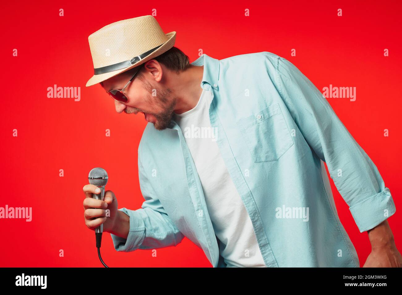Singer microphone hand hi-res stock photography and images - Alamy