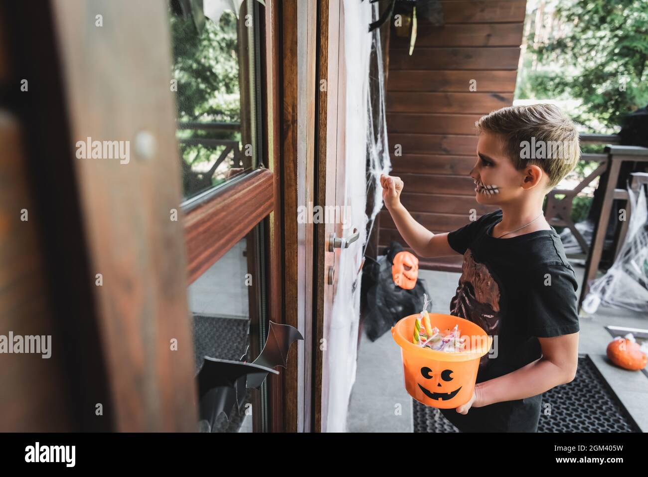 Boy knocking door hi-res stock photography and images - Alamy