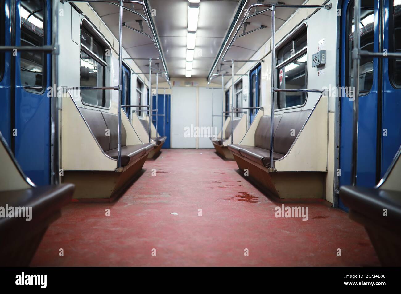 Subway car with empty seats. Empty subway car Stock Photo - Alamy