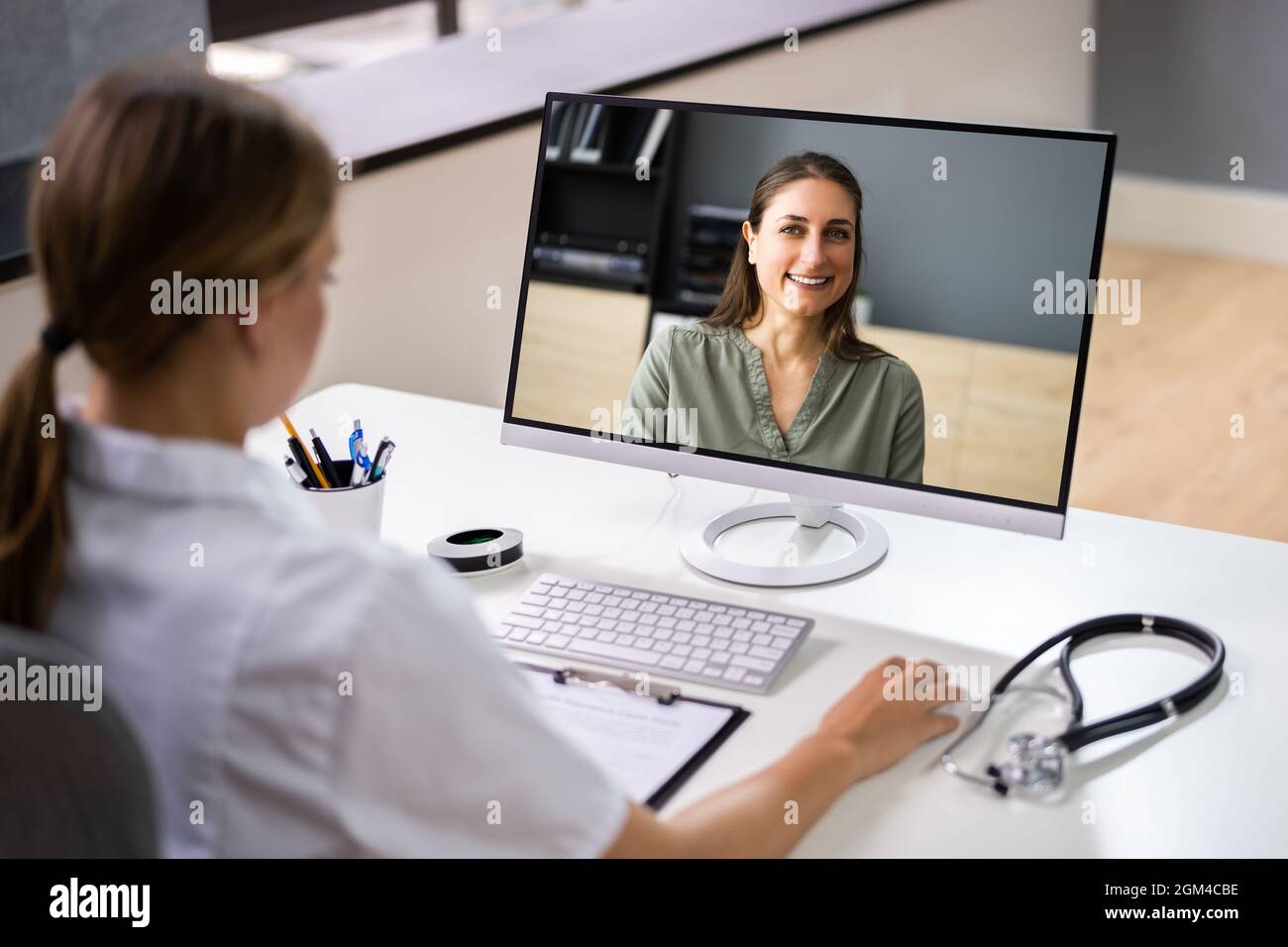 Virtual doctor patient hi-res stock photography and images - Alamy