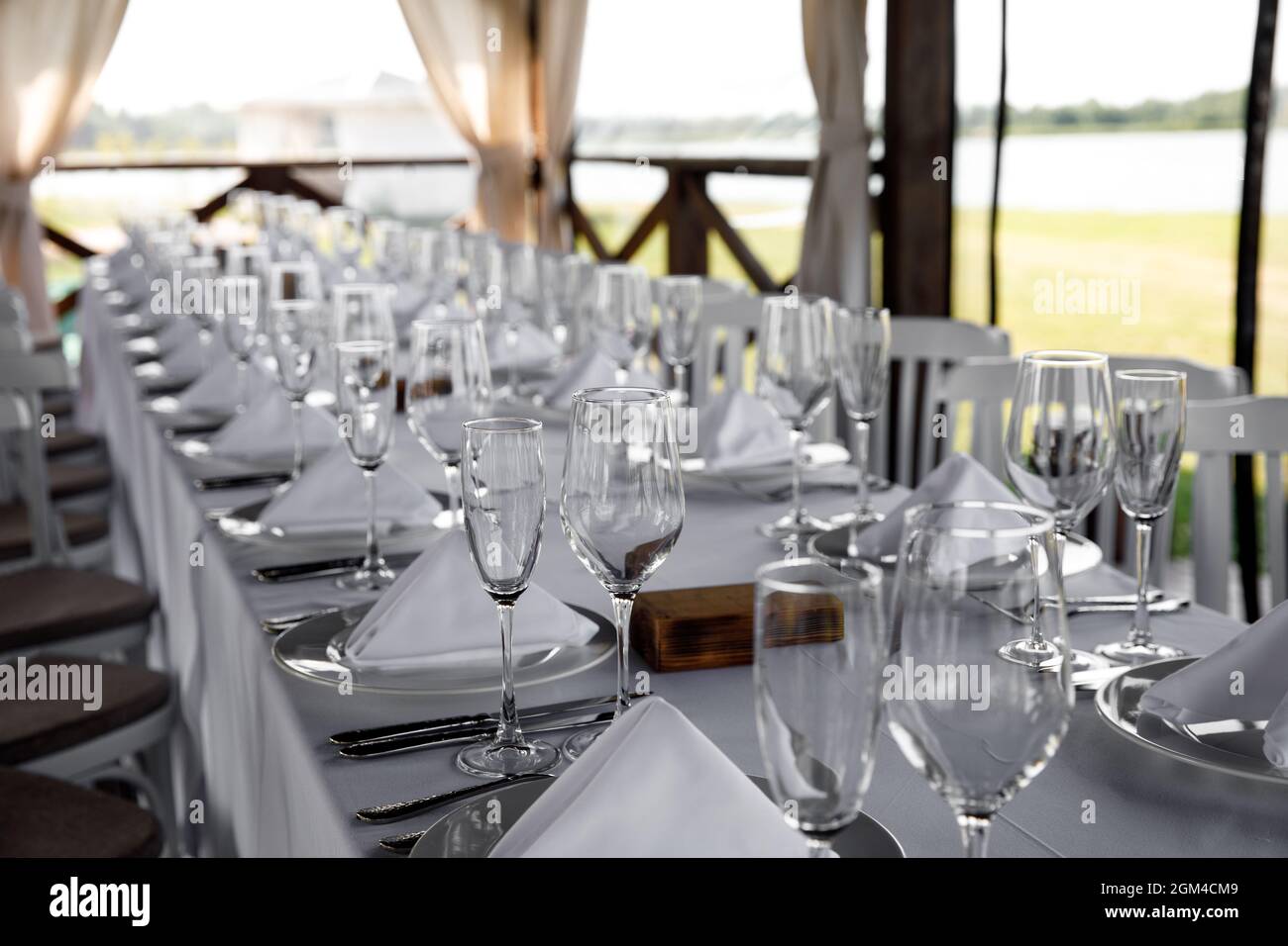 Banquet table in the restaurant, the preparation before the banquet ...