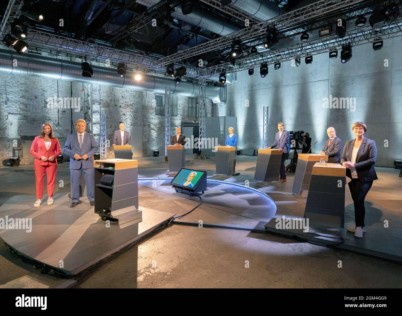 Stuttgart, Germany. 16th Sep, 2021. Next to the modartors Stephanie ...