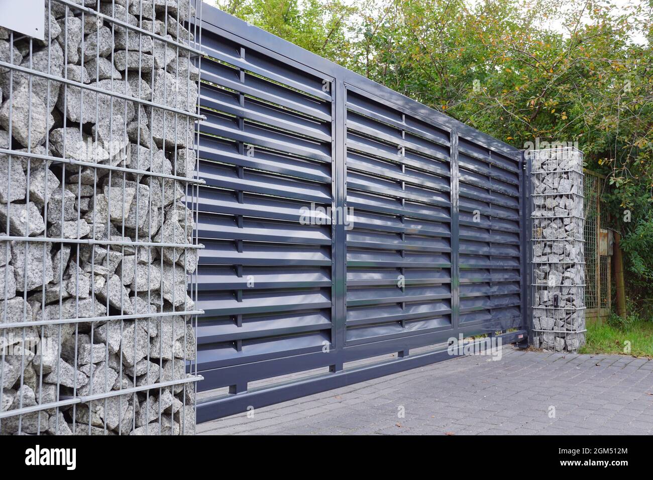 Automatic entrance gate used in combination with a wall made of gabion ...