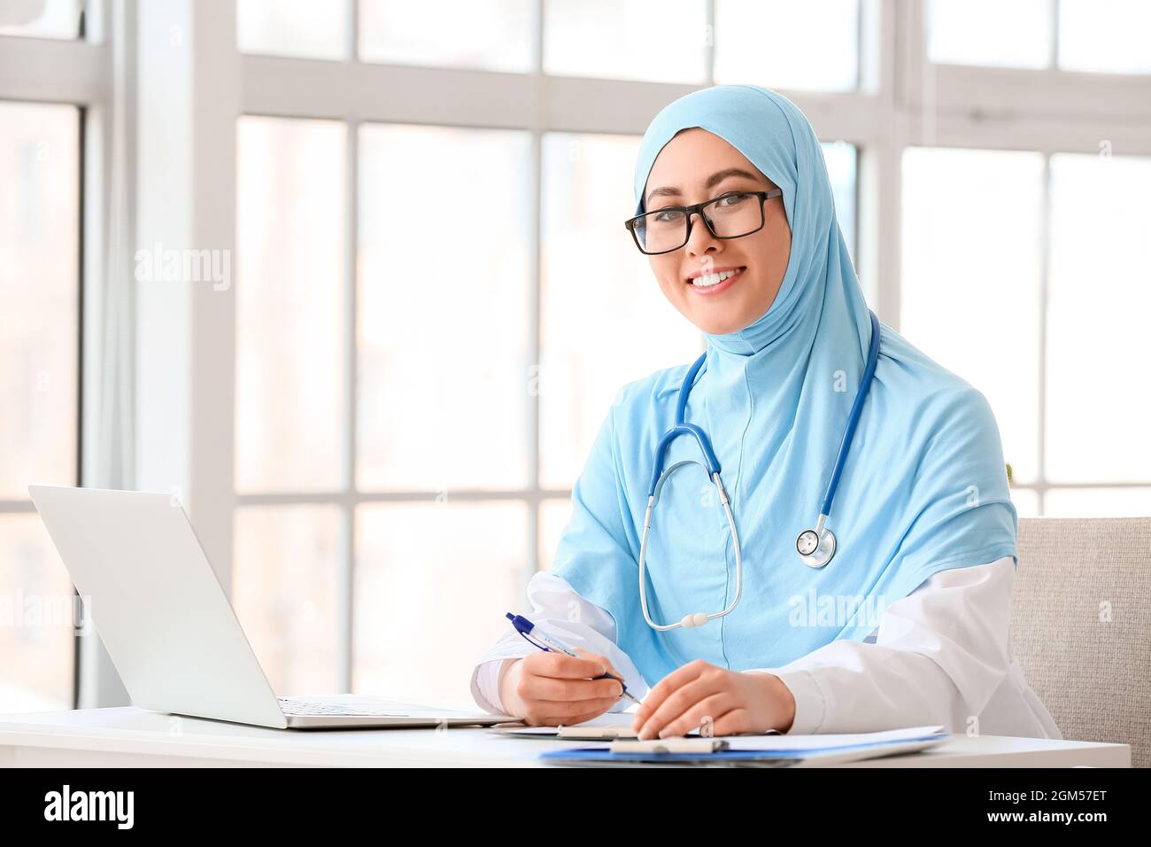 Muslim female doctor working in clinic Stock Photo - Alamy
