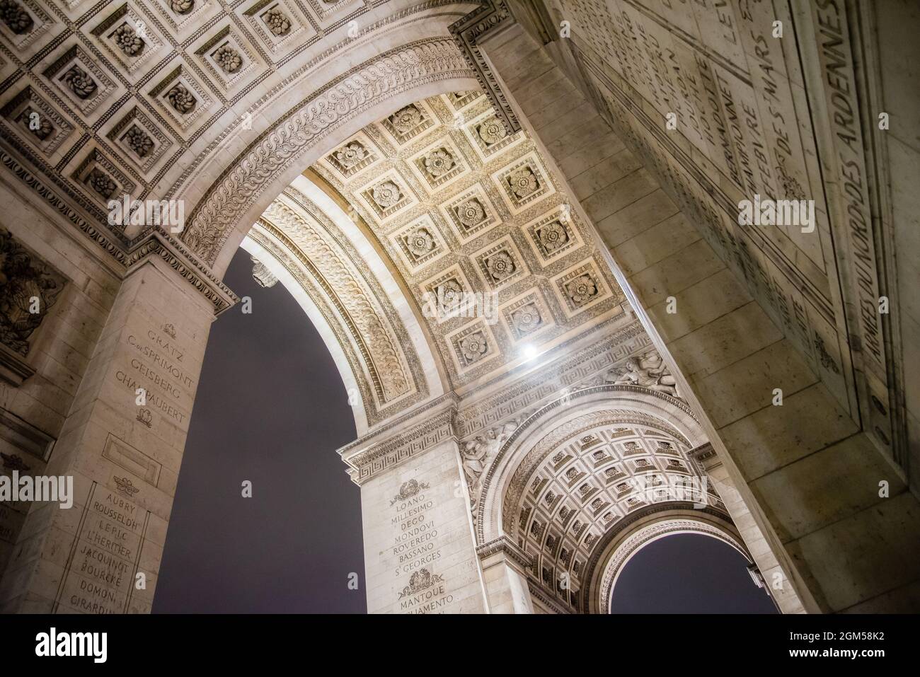Statue under arch hi-res stock photography and images - Alamy