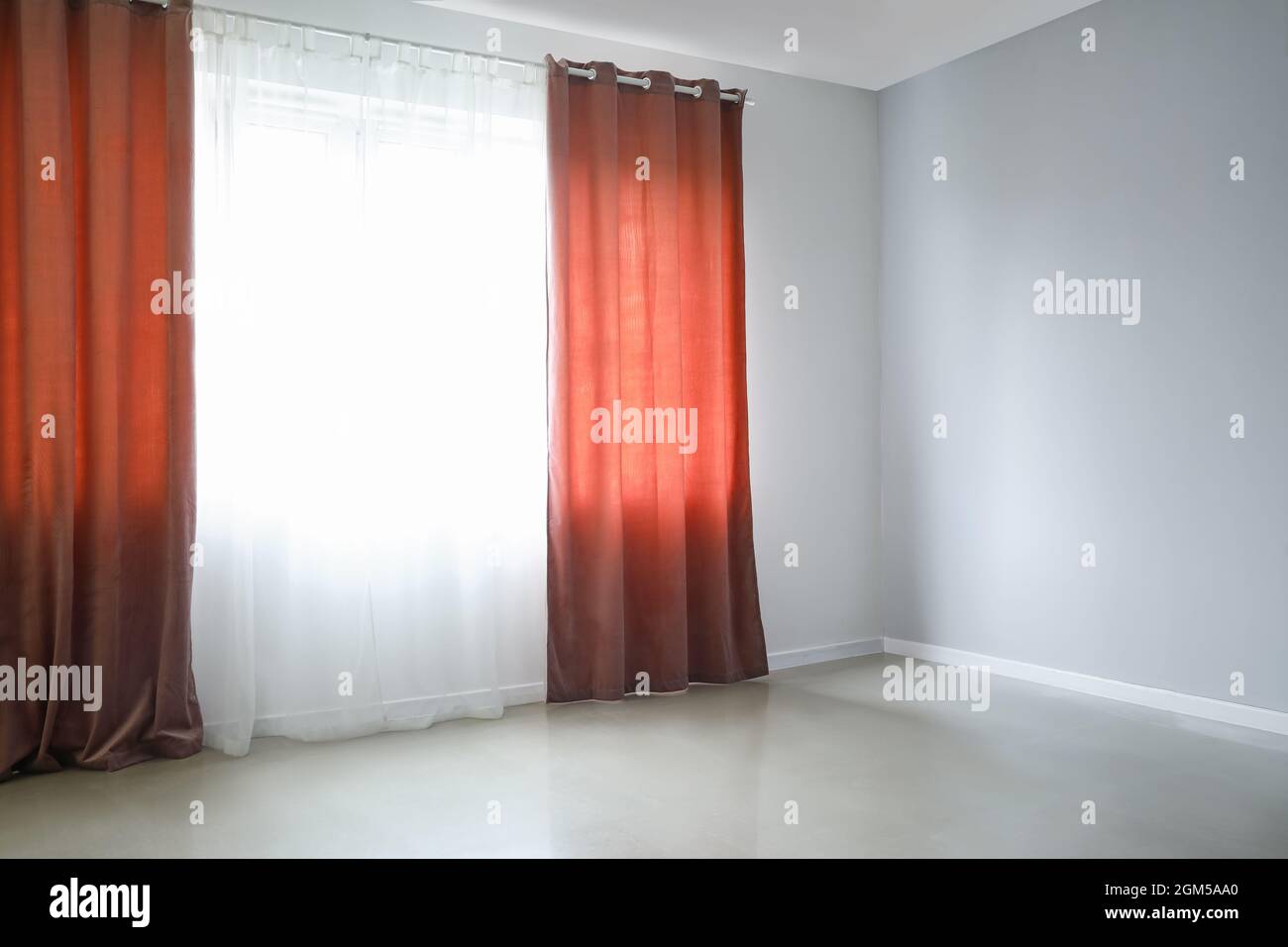 Empty room red curtains hi-res stock photography and images - Alamy
