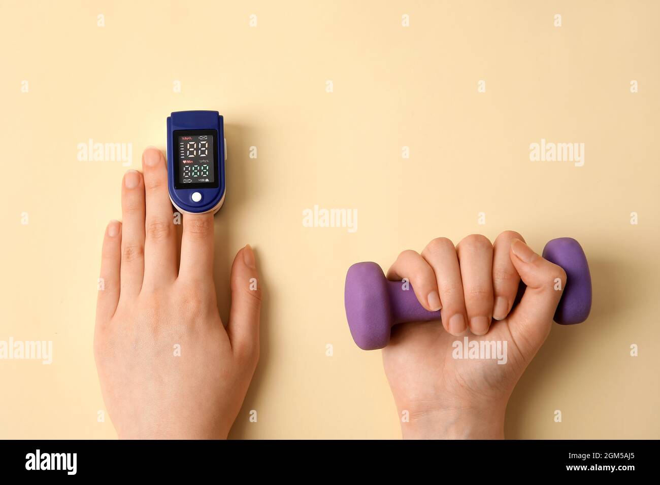 Female hands pulse oximeter hi-res stock photography and images - Alamy