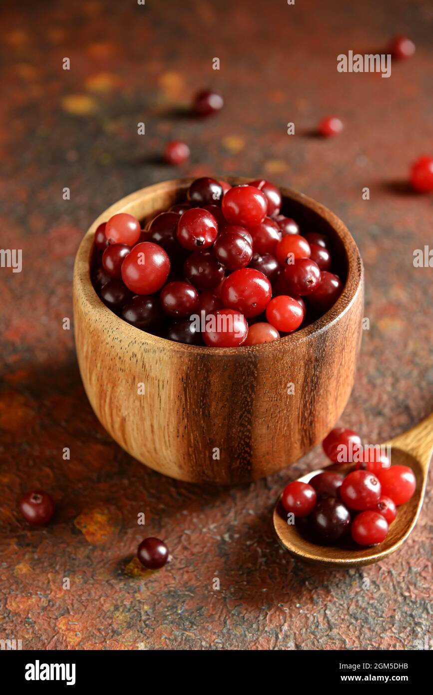 Bowl with healthy cranberries on grunge background Stock Photo - Alamy