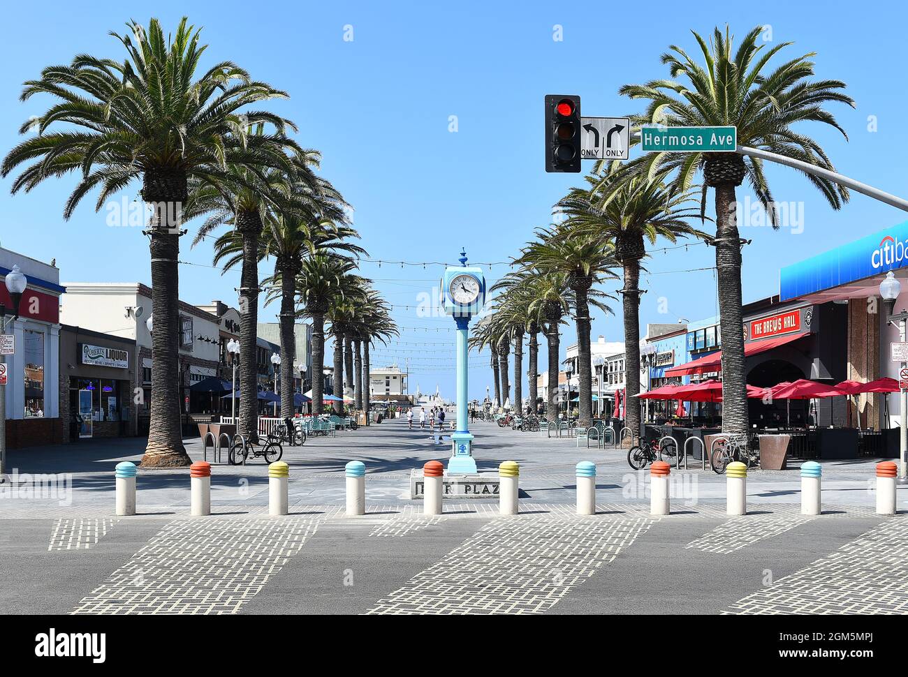 HERMOSA BEACH , CALIFORNIA - 15 SEPT 2021: Pier Plaza A pedestrian mall ...