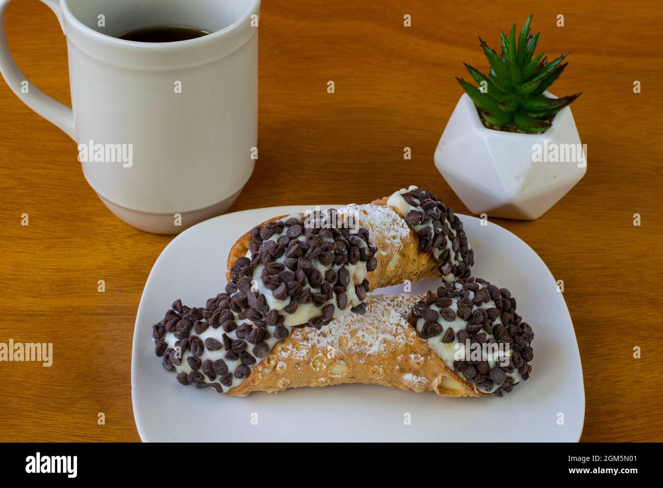 Two cannolis hi-res stock photography and images - Alamy