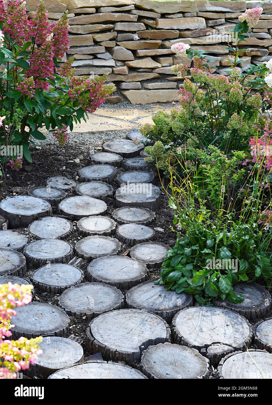 Circle flower bed hi-res stock photography and images - Alamy